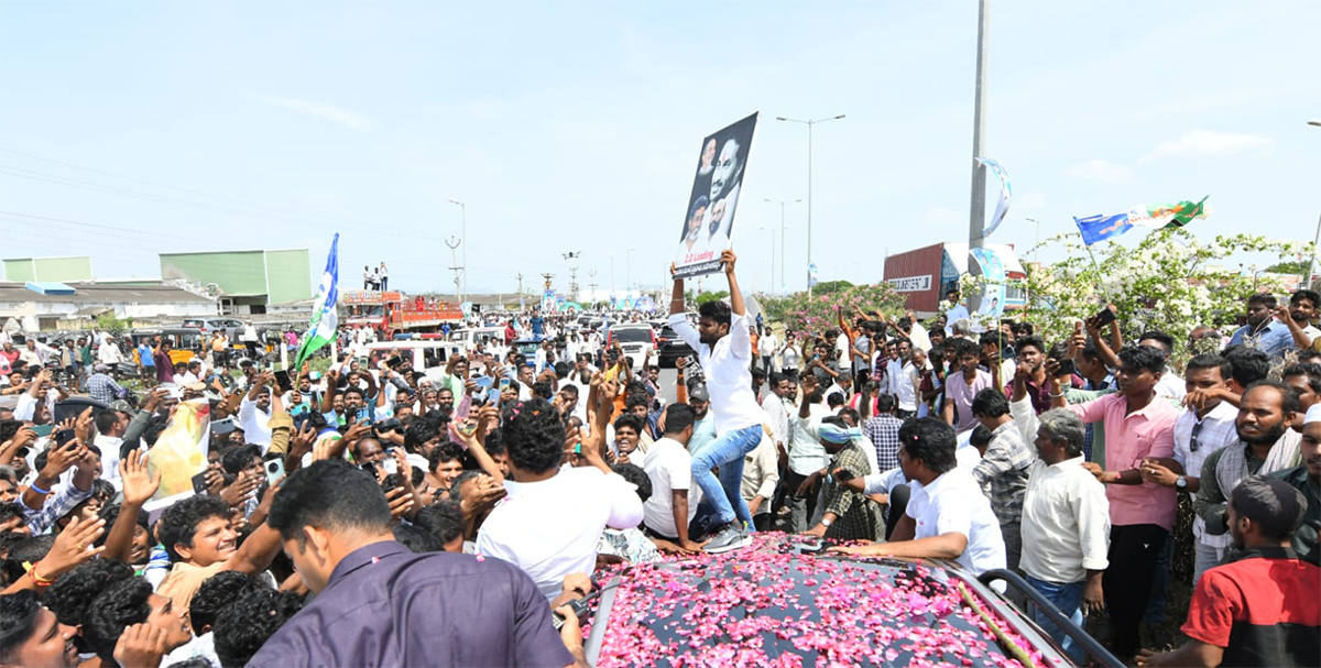 అభిమానం పోటెత్తి.. జై జగన్‌ అని చెయ్యెత్తి జైకొట్టి (ఫొటోలు) | YS Jagan Consoles Nagamalleswara ...